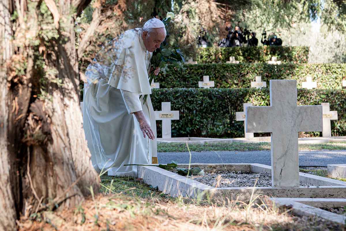 Pope on All Souls: Tombs of Fallen Soldiers are a Cry for Peace - The ...