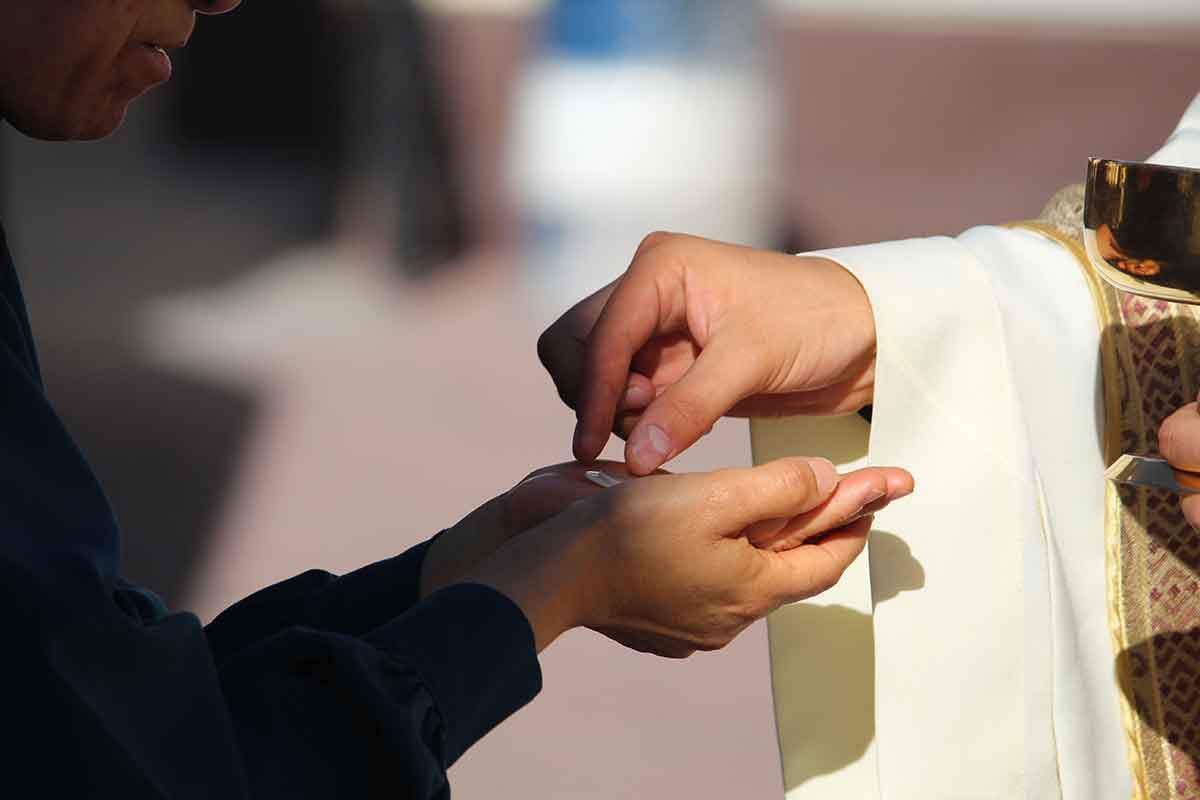 Chewing Gum at Mass/Communion - The Southern Cross