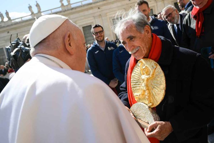 Pope: To be an apostle is to serve, not move up church's hierarchy ...