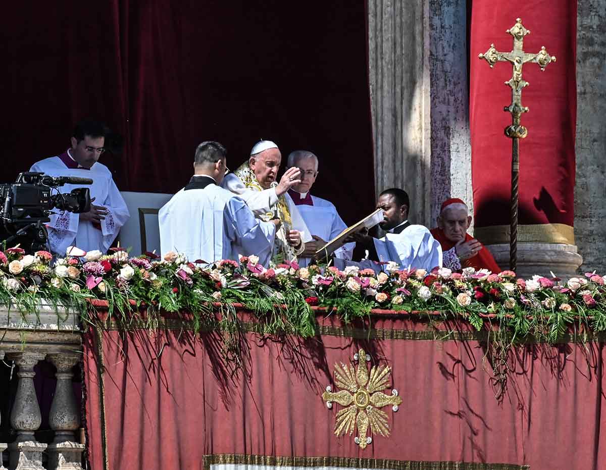 Pope prays that Easter joy would break through gloom of sin, war ...