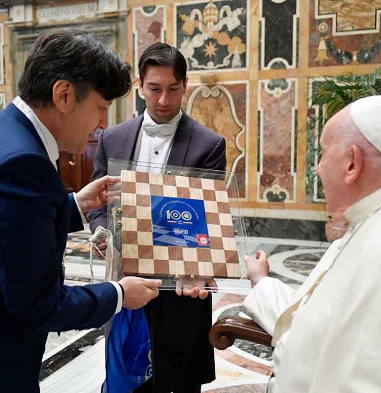 Pope suggests playing checkers to keep the mind sharp - The Southern Cross